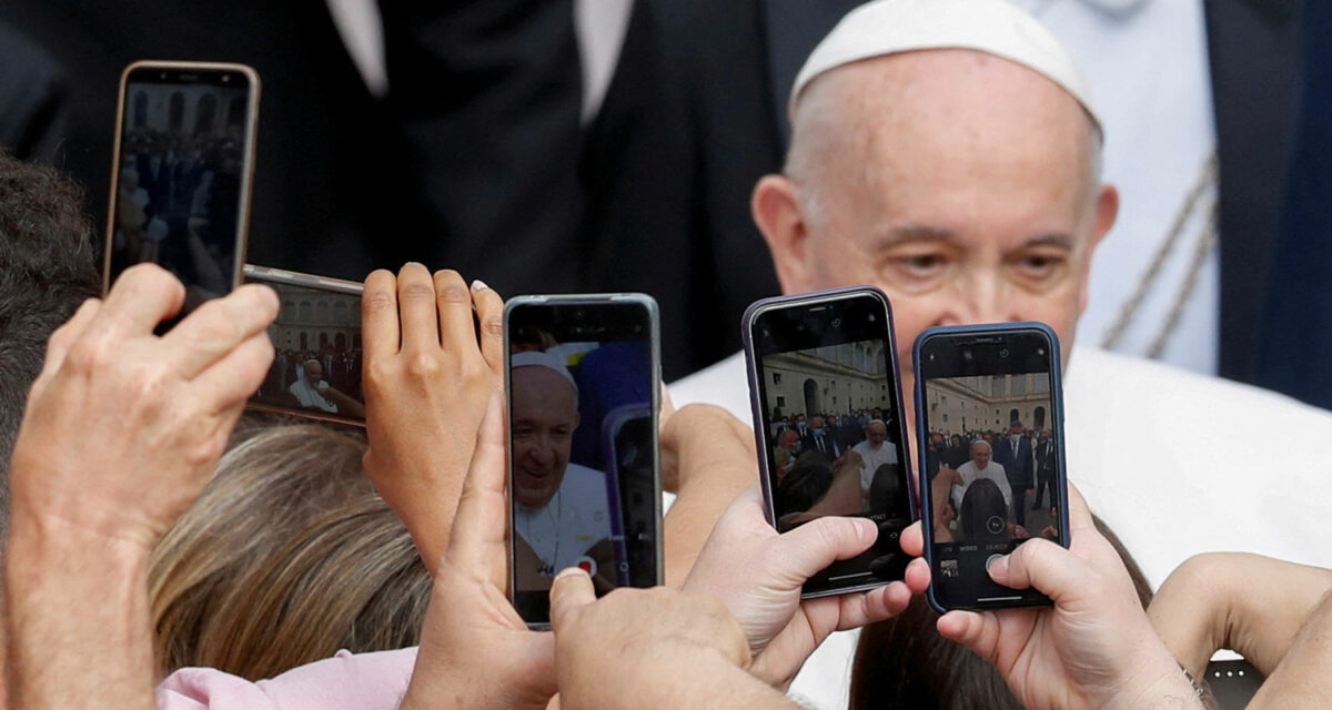 Pope Francis, a critic of mobile phones, meets with Apple CEO Tim Cook ...