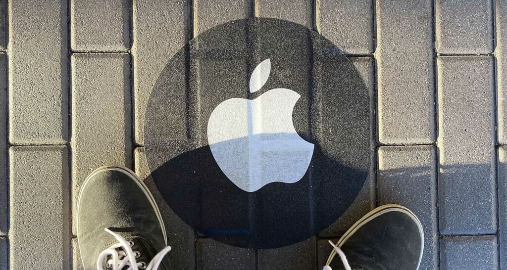 Apple valuation at new record above $3-trillion